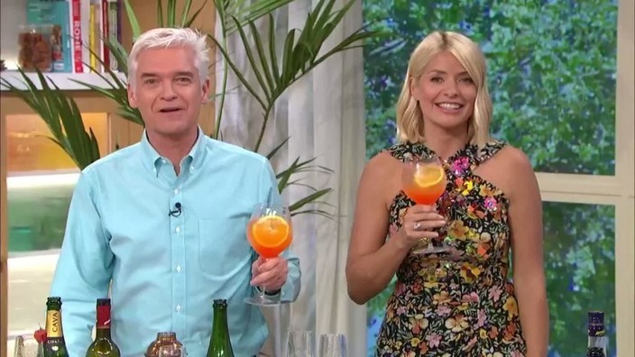Phillip and Holly toast summer with sparkly fizz | This Morning
