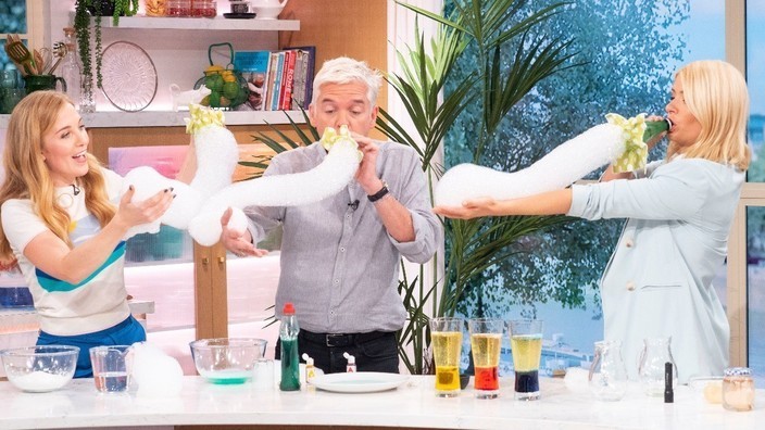 Maddie Moate shows us the latest science crazes | This Morning