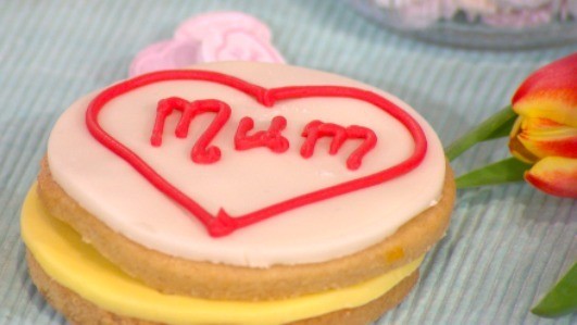 Juliet's love heart cookies | This Morning