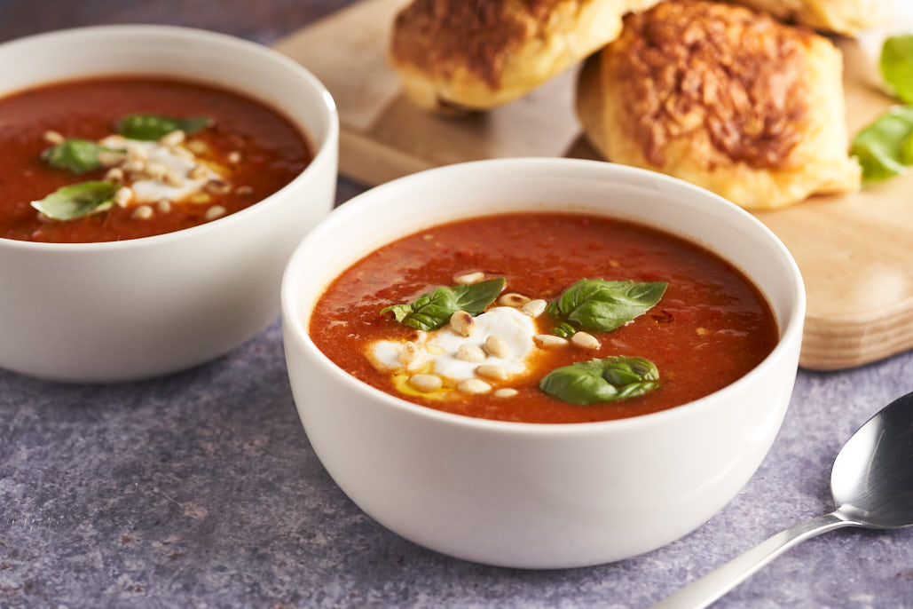 Geroosterde-tomatensoep met puntpaprika en pijnboompitten | Recepten | PLUS