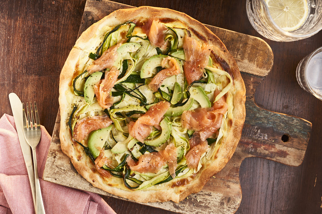 Pizza met gerookte zalm, courgette en avocado | Recepten | PLUS