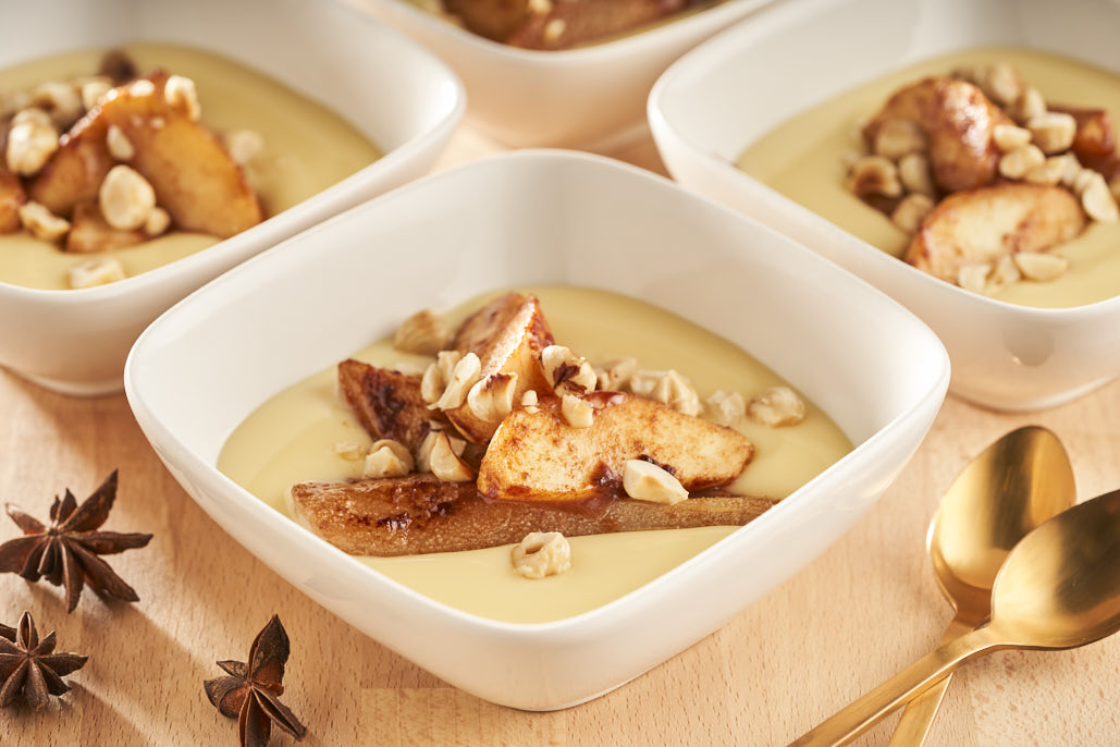 Simpel toetje van gestoofde appel, peer en vla | Recepten | PLUS