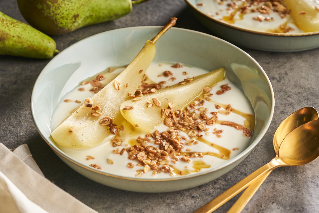 Gepocheerde peren met gekruide yoghurt en noten | Recepten | PLUS