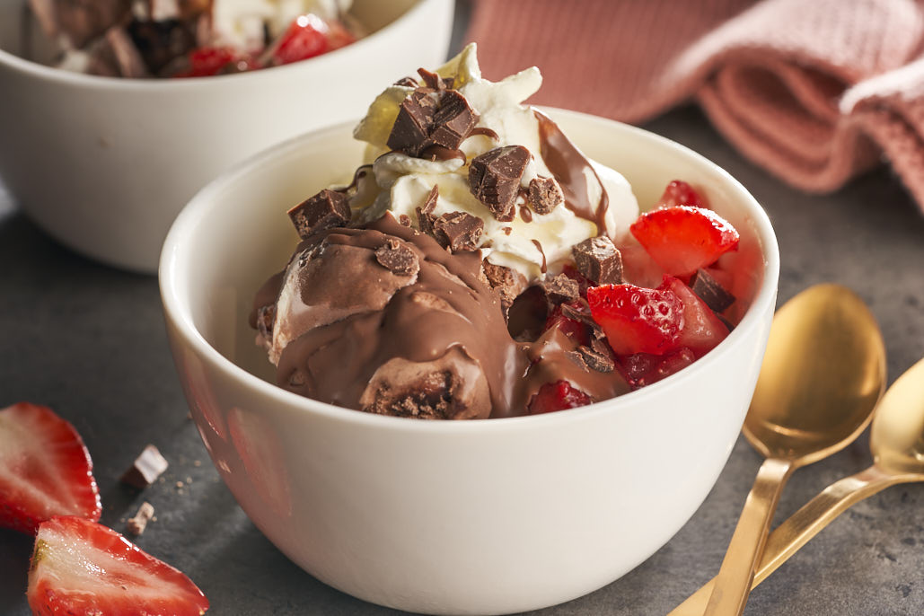 Chocolade sundae met aardbeien | Recepten | PLUS