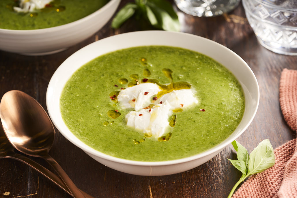 Groene groentensoep met romige mozzarella en chili olie | Recepten | PLUS