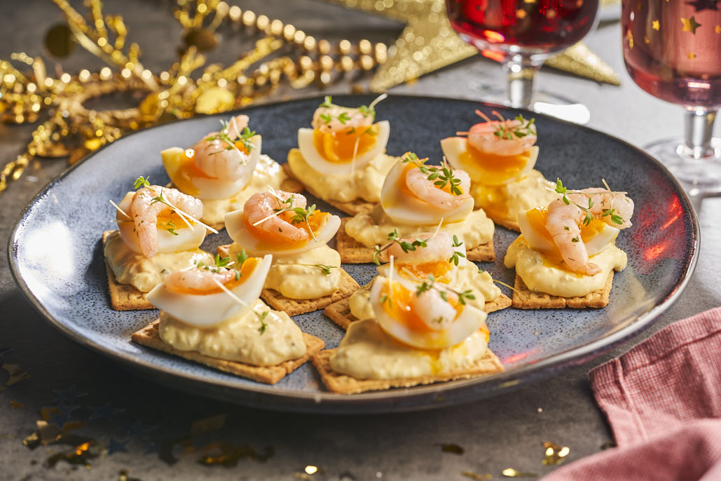 Toastjes met eiersalade, garnalen en tuinkers | Recepten | PLUS