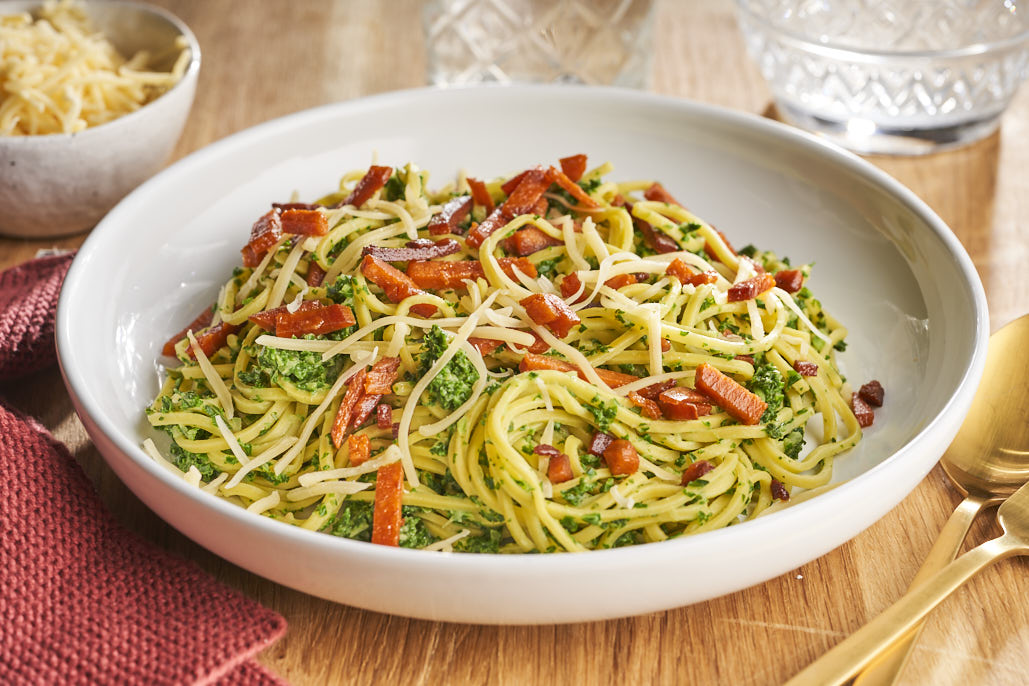 Verse pasta met avocado-boerenkoolsaus en vegetarische spekjes ...