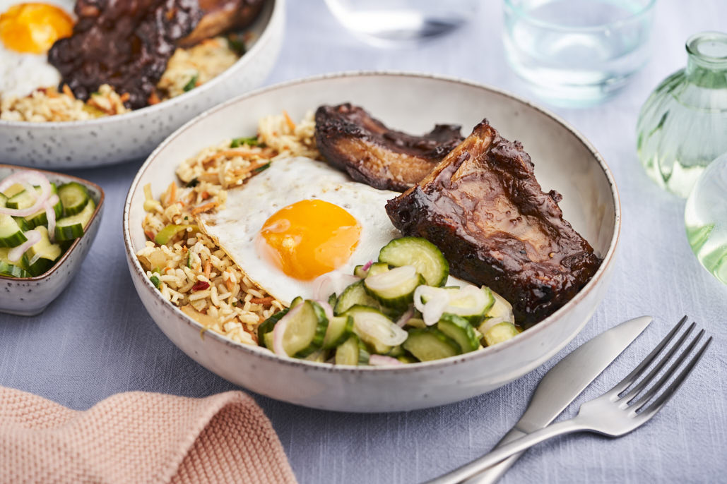 Nasi met spareribs en ingelegde komkommer | Recepten | PLUS