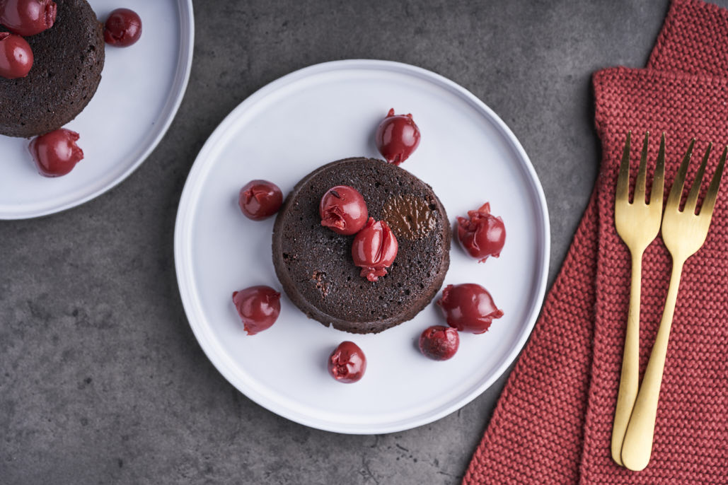 Lopende chocoladecakejes met kersen | Recepten | PLUS