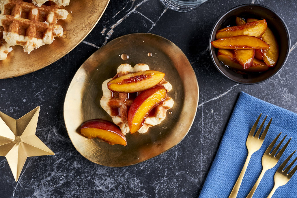 Luikse wafels met gekarameliseerde pruimen | Recepten | PLUS