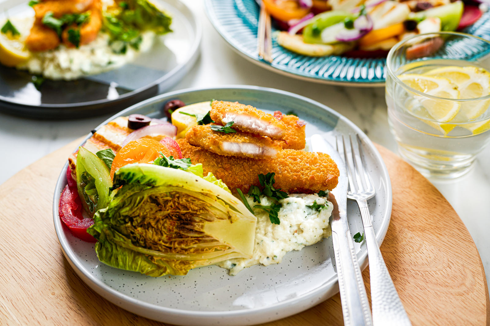 Vissticks met kruidenpuree en gegrilde little gem | Recepten | PLUS