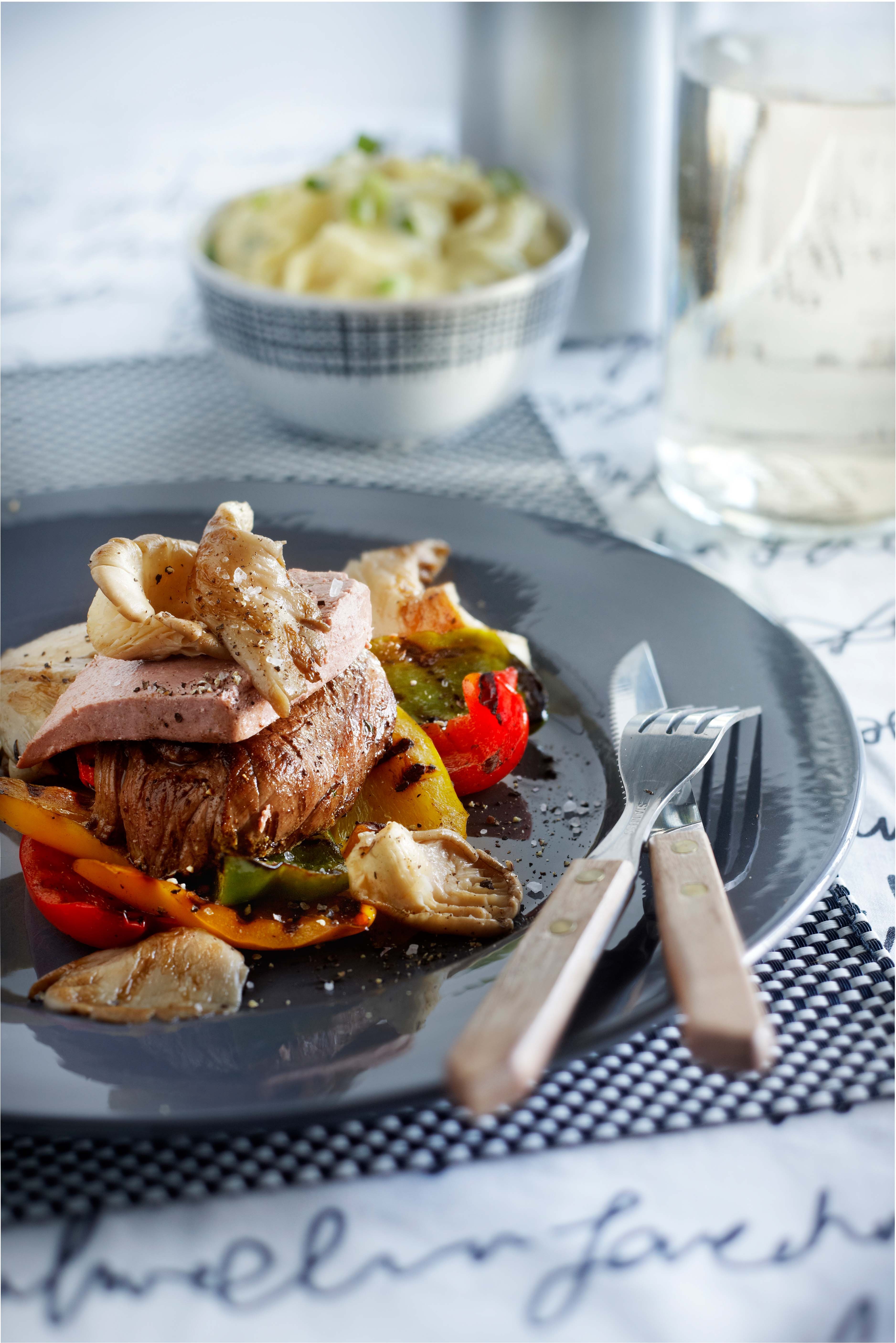 Biefstuk met paprika, paté en paddenstoelen | Recepten | PLUS