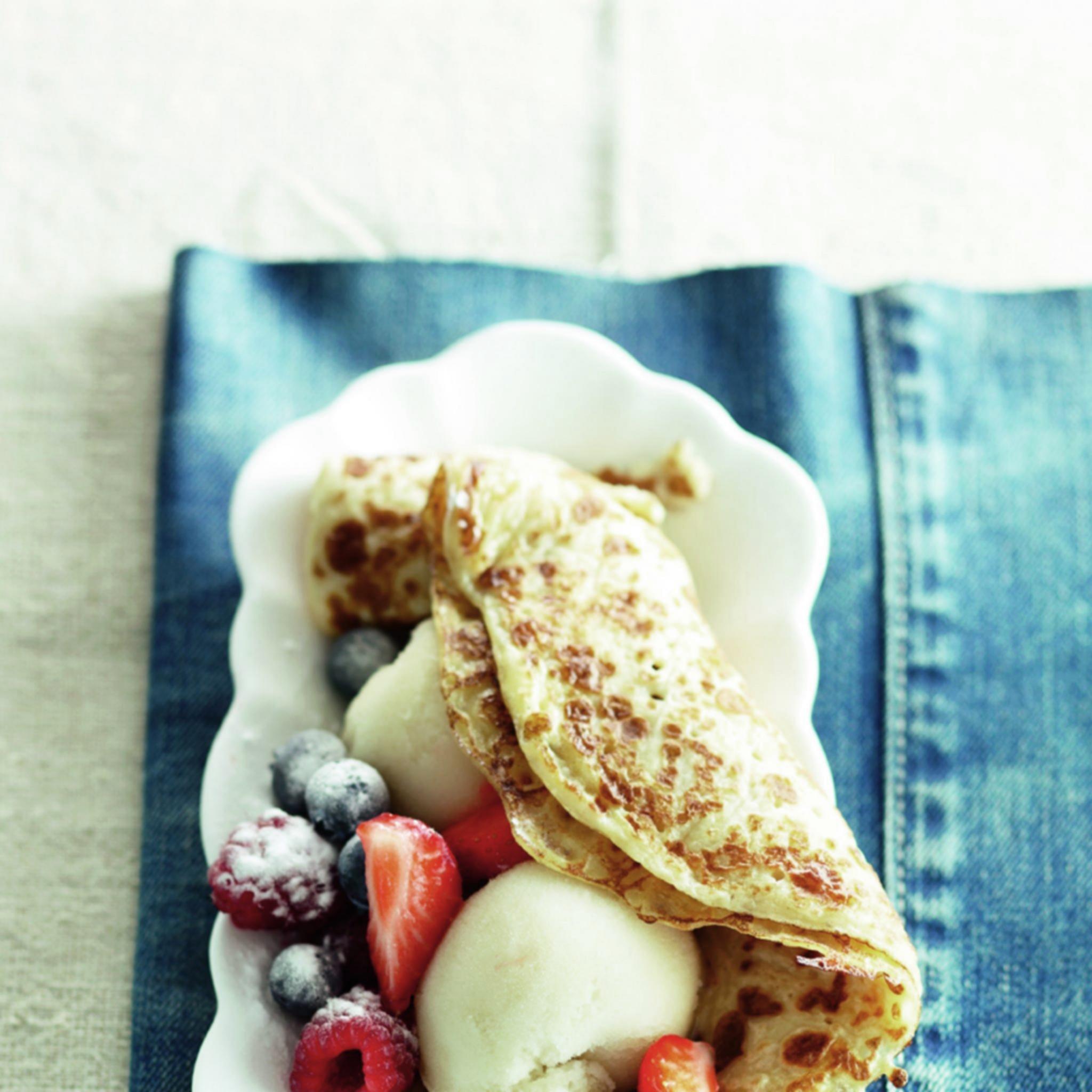 Warme flensjes met ijs en rood fruit | Recepten | PLUS