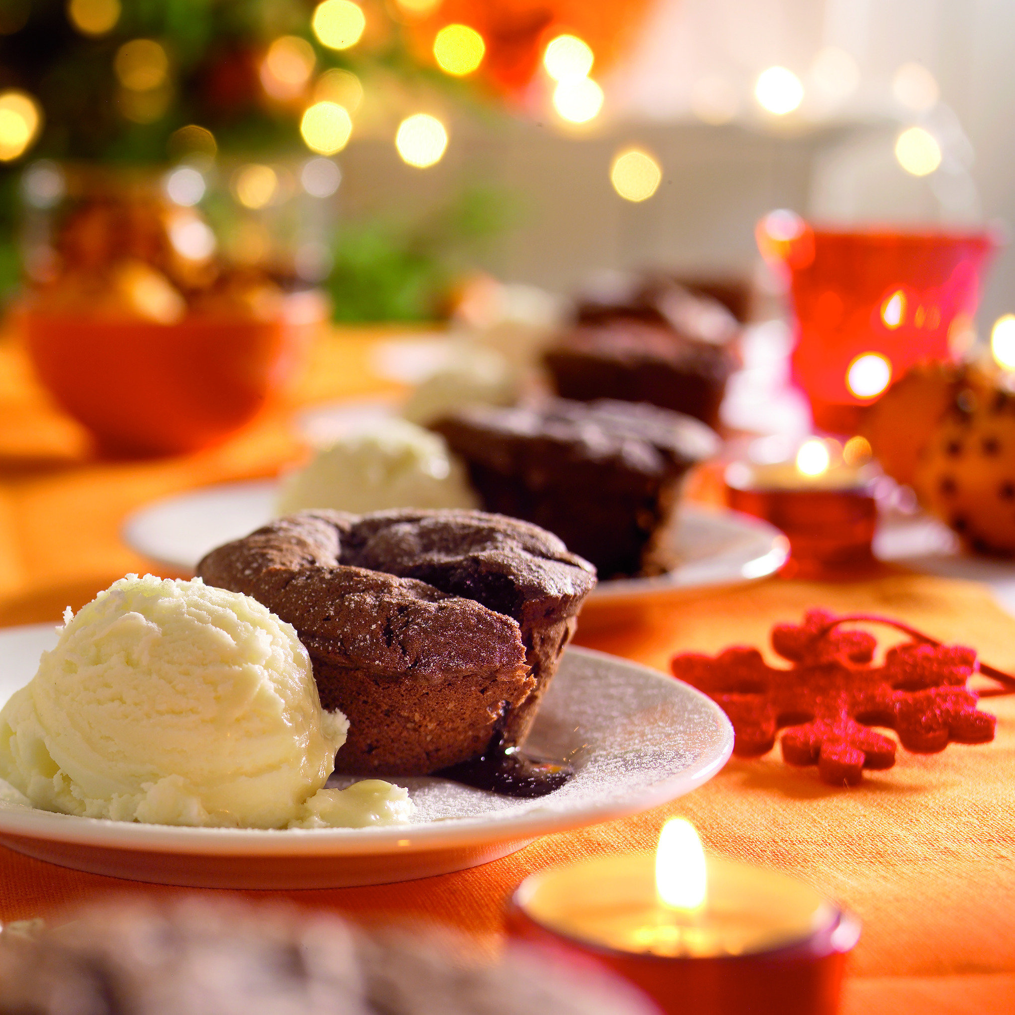 Chocoladecakejes met zachte vulling en ijs | Recepten | PLUS