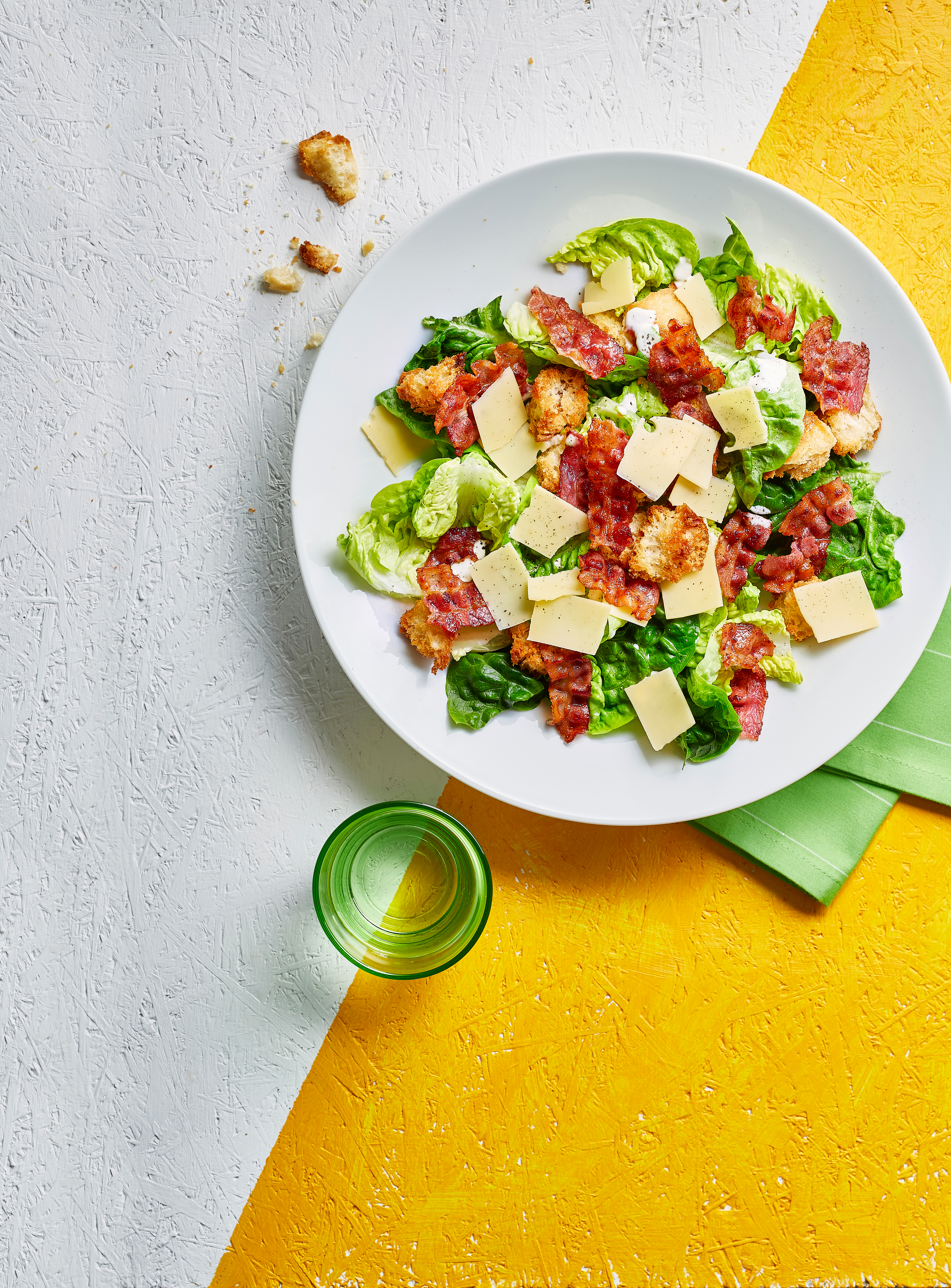 Hollandse boerensalade met knoflookcroutons | Recepten | PLUS