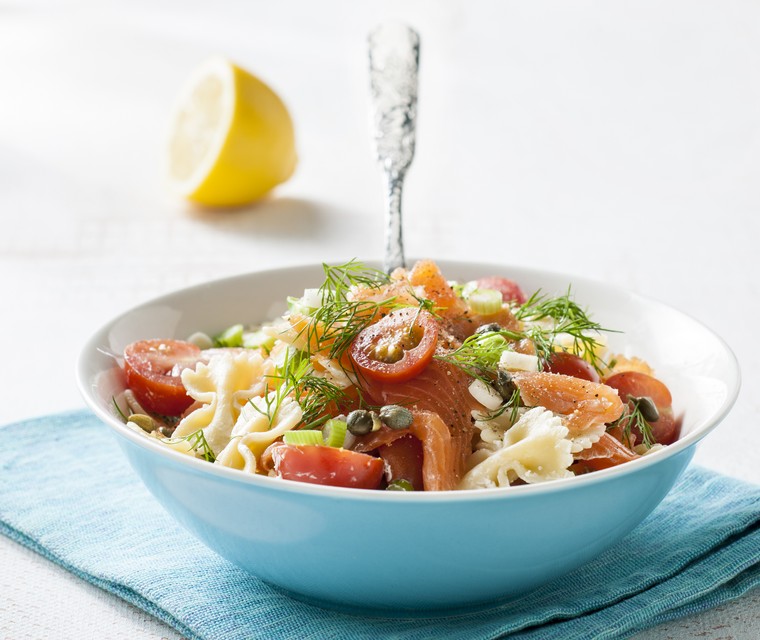 Lauwe pastasalade met gerookte zalm van Karsten Straatman | Recepten | PLUS