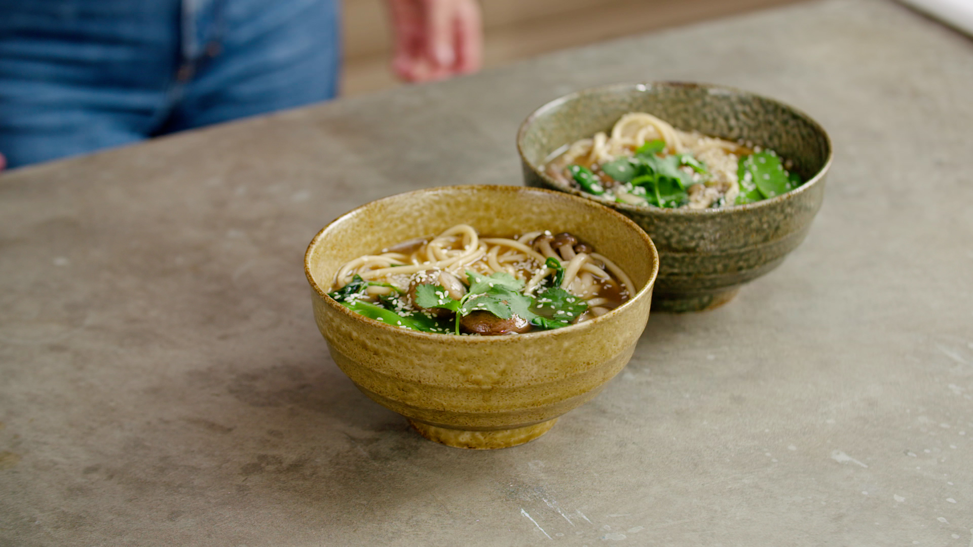 Udon noodlessoep met peultjes en paddestoelen | Recepten | PLUS