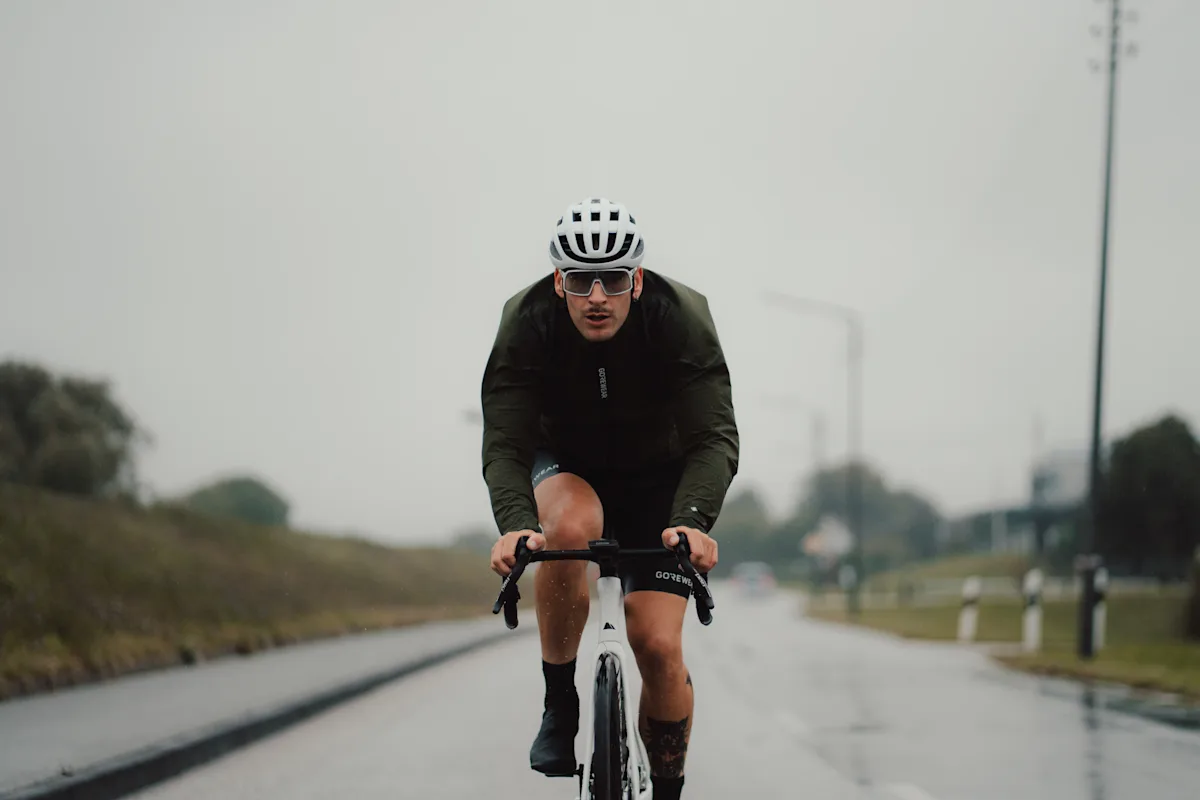 Difference Between Windbreaker & Waterproof Jackets | GOREWEAR US | GOREWEAR US