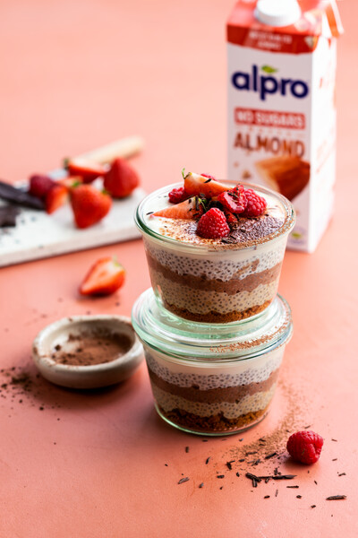Pudding de chia façon tiramisu avec des fruits rouges | Alpro