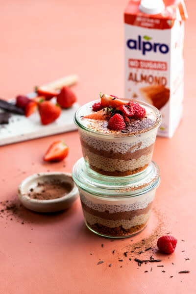 Pudding de chia façon tiramisu avec des fruits rouges | Alpro
