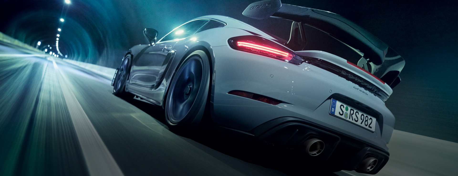 Explore the Porsche 718 Cayman GT4 RS’ details