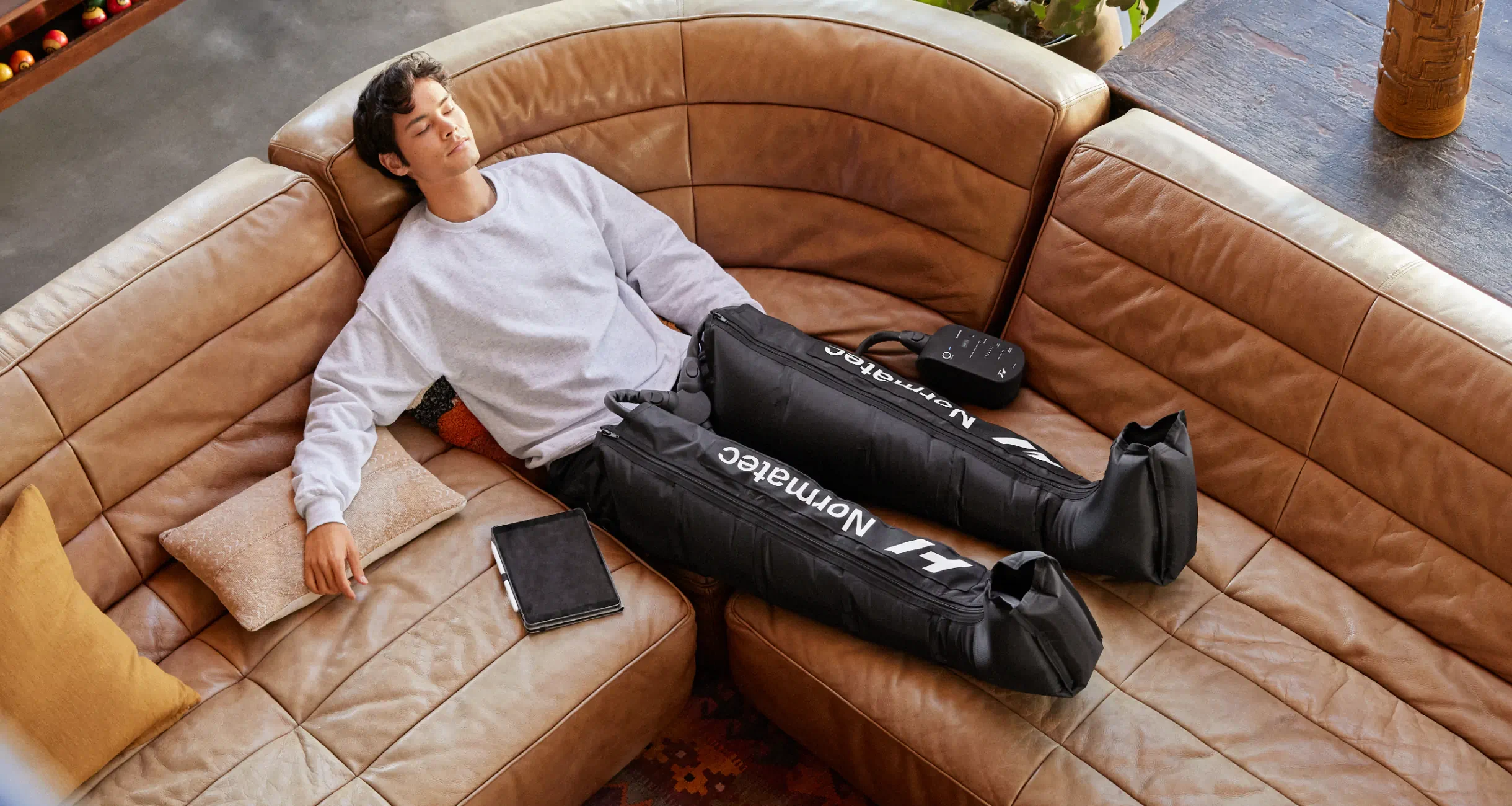 Leg swelling after flying can be an uncomfortable and common issue many ...