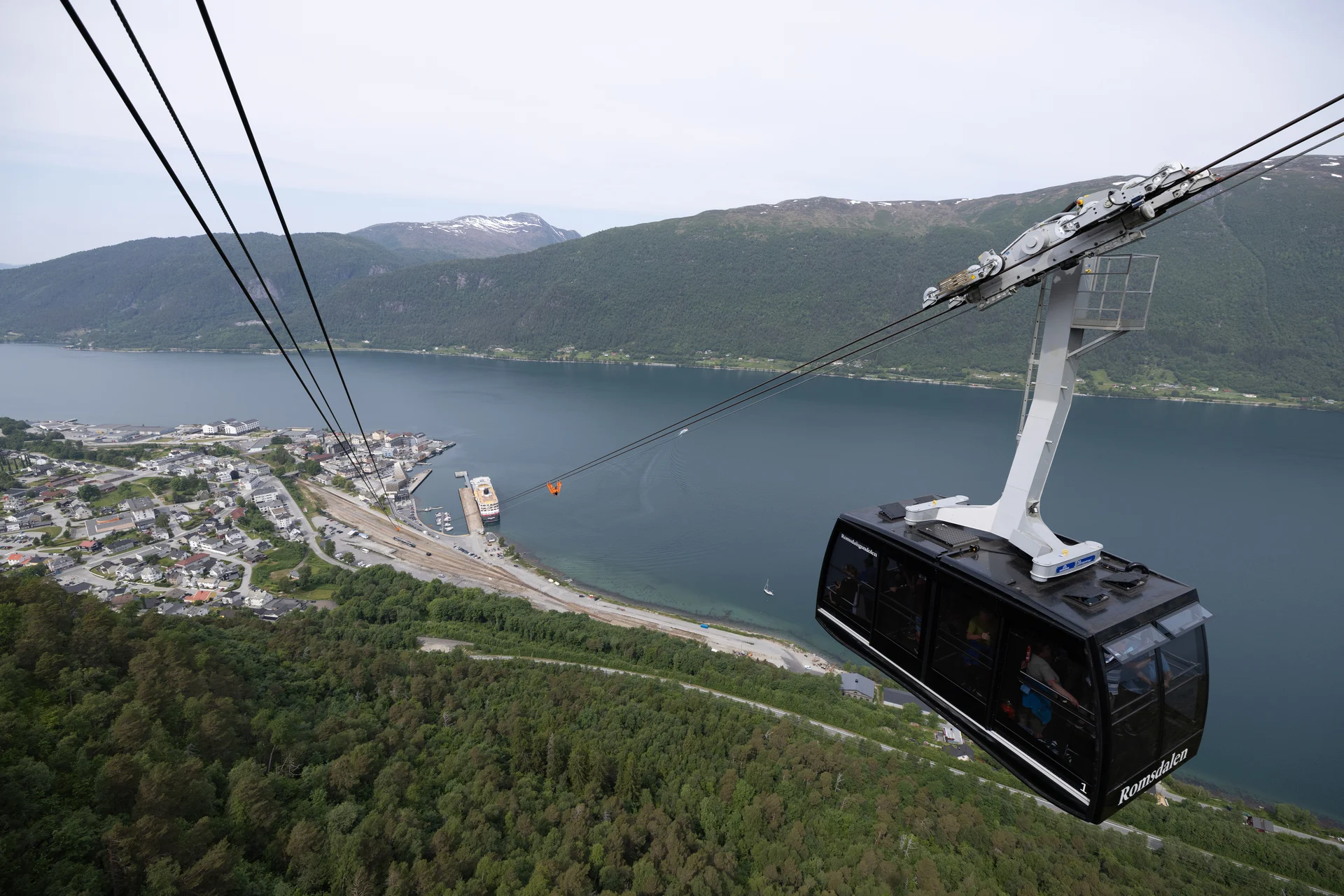 Cruises to Svalbard | Travel to Svalbard | Hurtigruten Expeditions AU