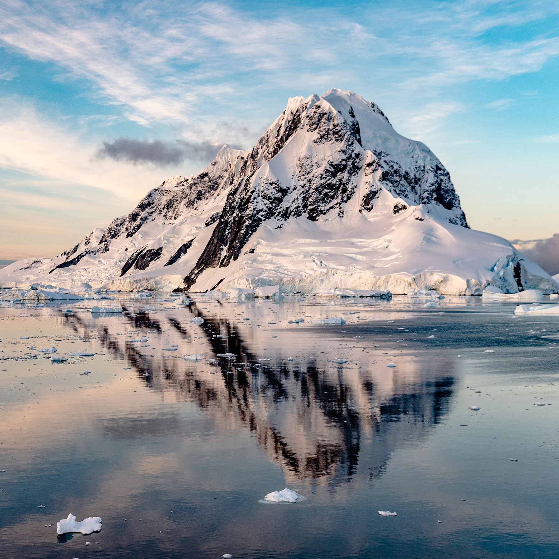 Antarctic Circle Expedition | HX Hurtigruten Expeditions AU