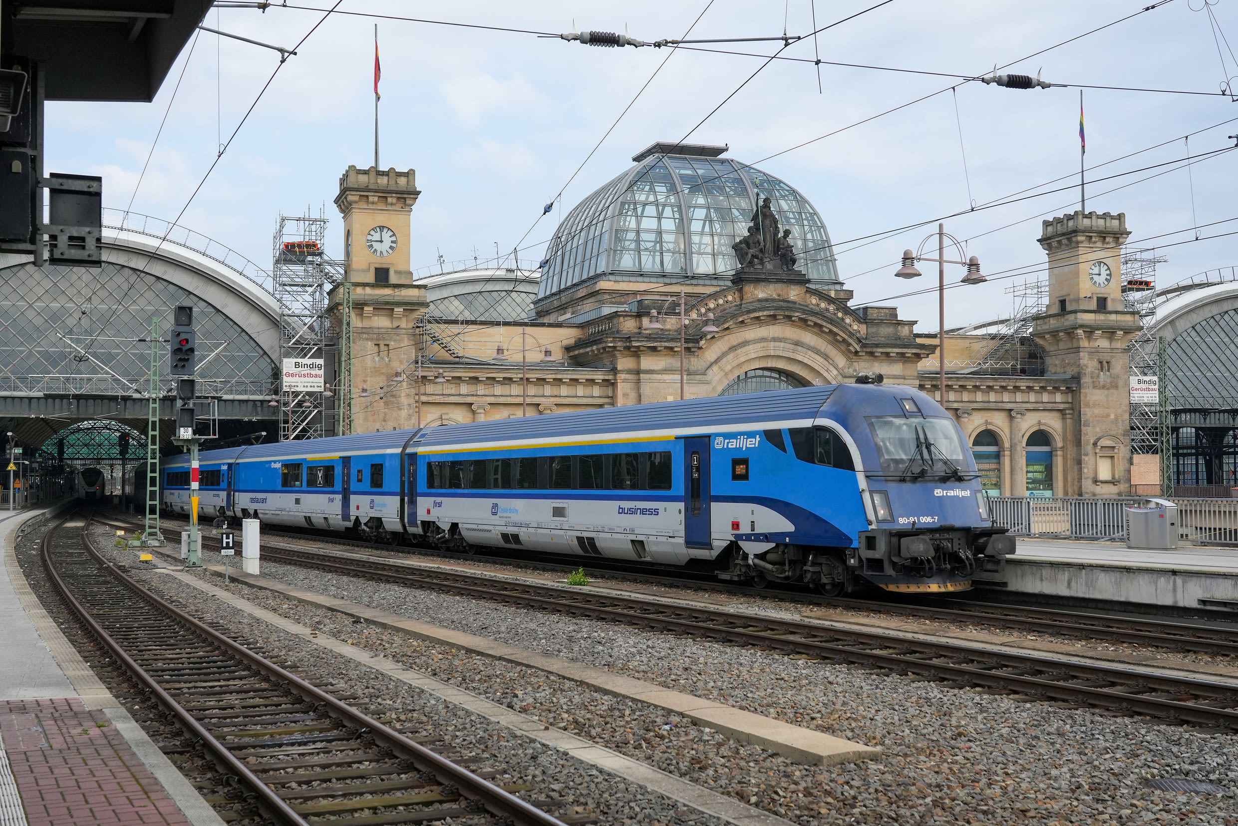 Elegantes Zug Dresden Wien Bildernull