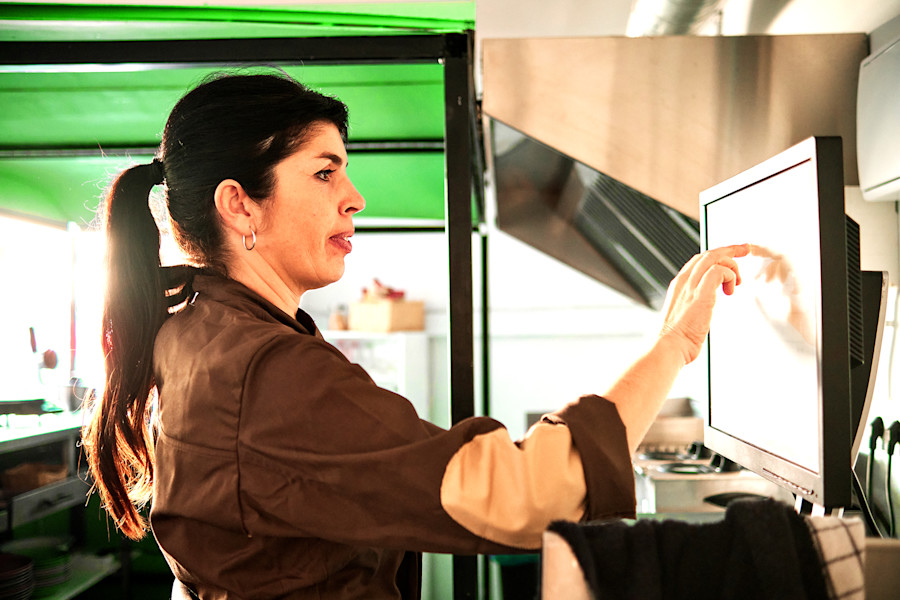 Deliverect US | What is Kitchen Display System? Streamlined Restaurant ...