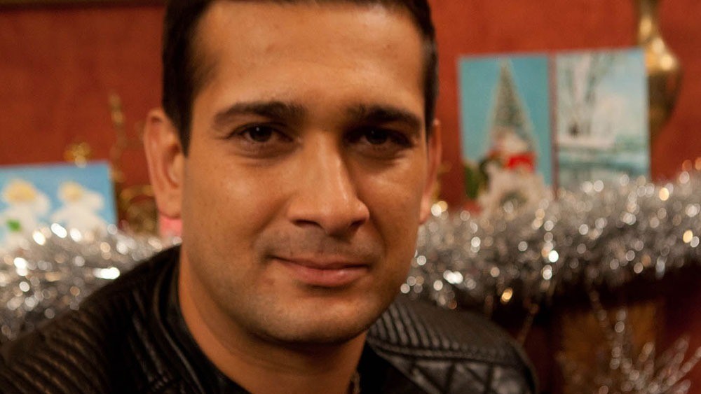 Picture Preview: Kal arrives on The Street | Coronation Street