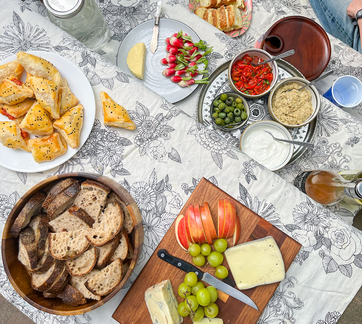 How to Host a Casual Dinner Party on Your Stoop | DoorDash Blog