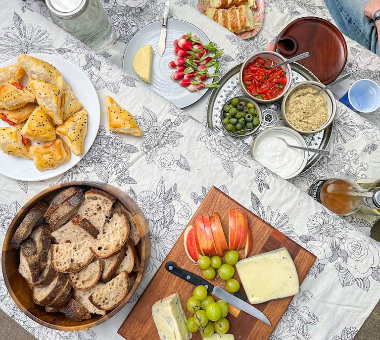 How to Host a Casual Dinner Party on Your Stoop | DoorDash Blog