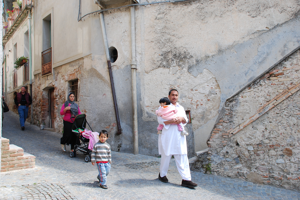 En el sur de Italia, los refugiados traen nueva vida a las ciudades en ...