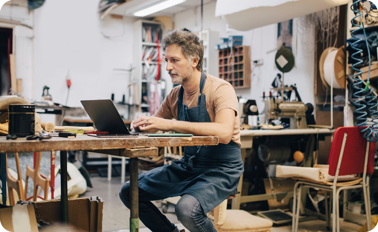 What are VAT invoices and who needs to issue them? | SumUp Invoices