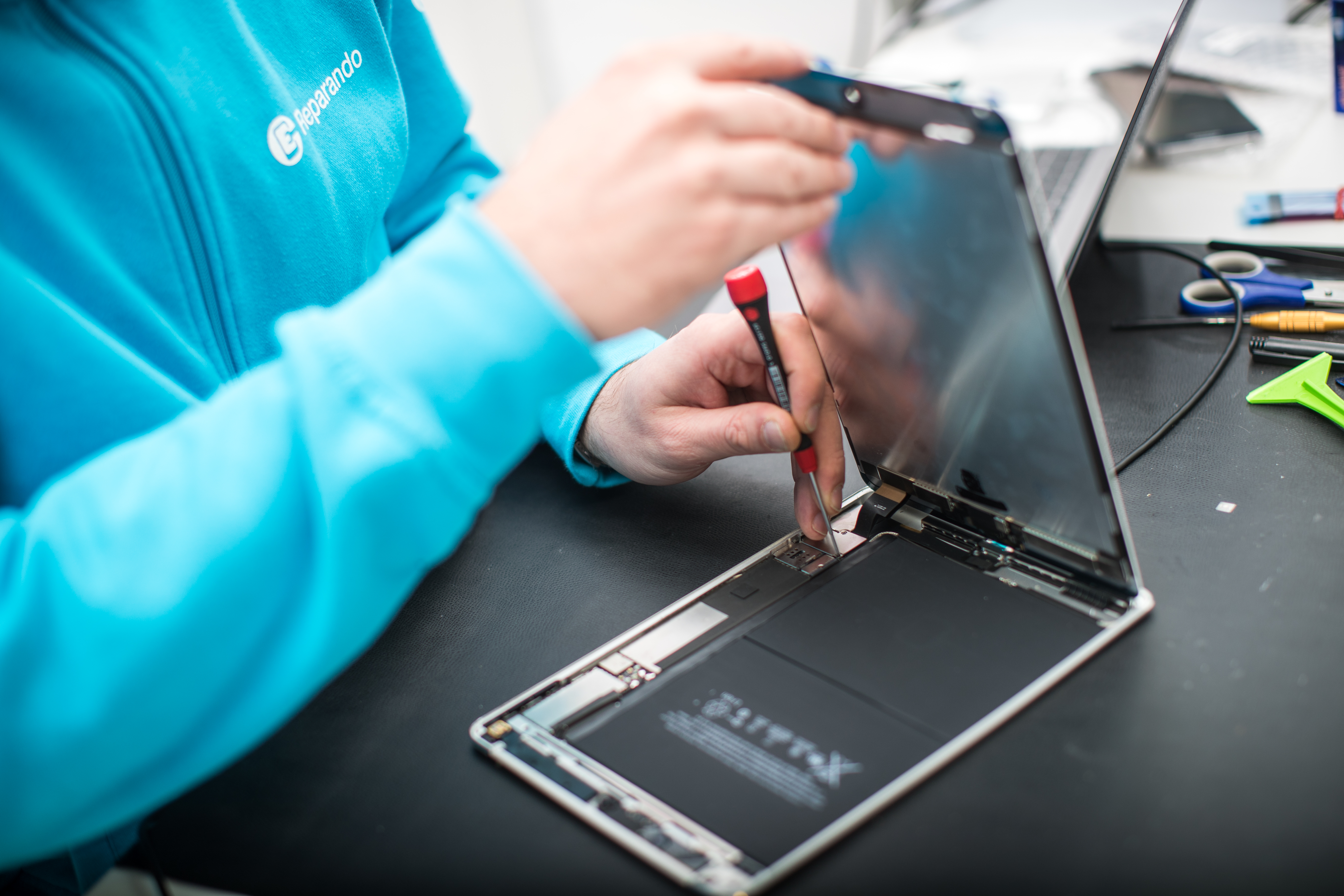 Reparando: How This Smartphone Repair Business Went Cashless