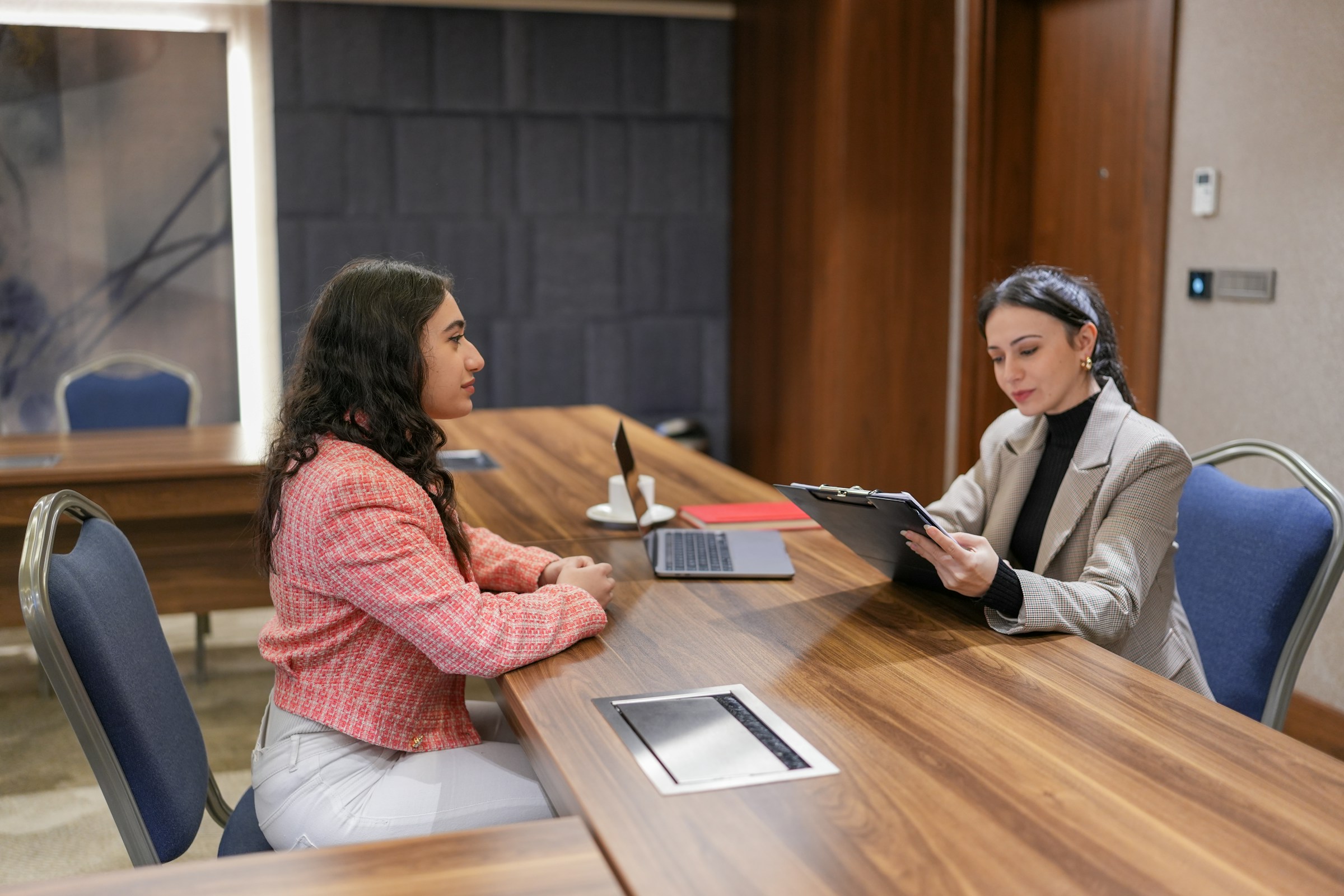 How To Hire Employees [Complete Guide & Checklist]