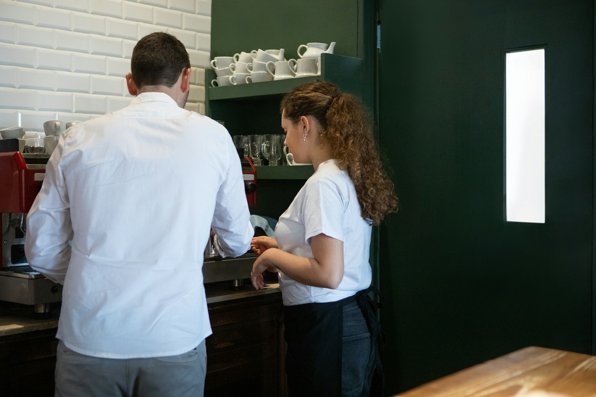 How To Hire Employees [Complete Guide & Checklist]