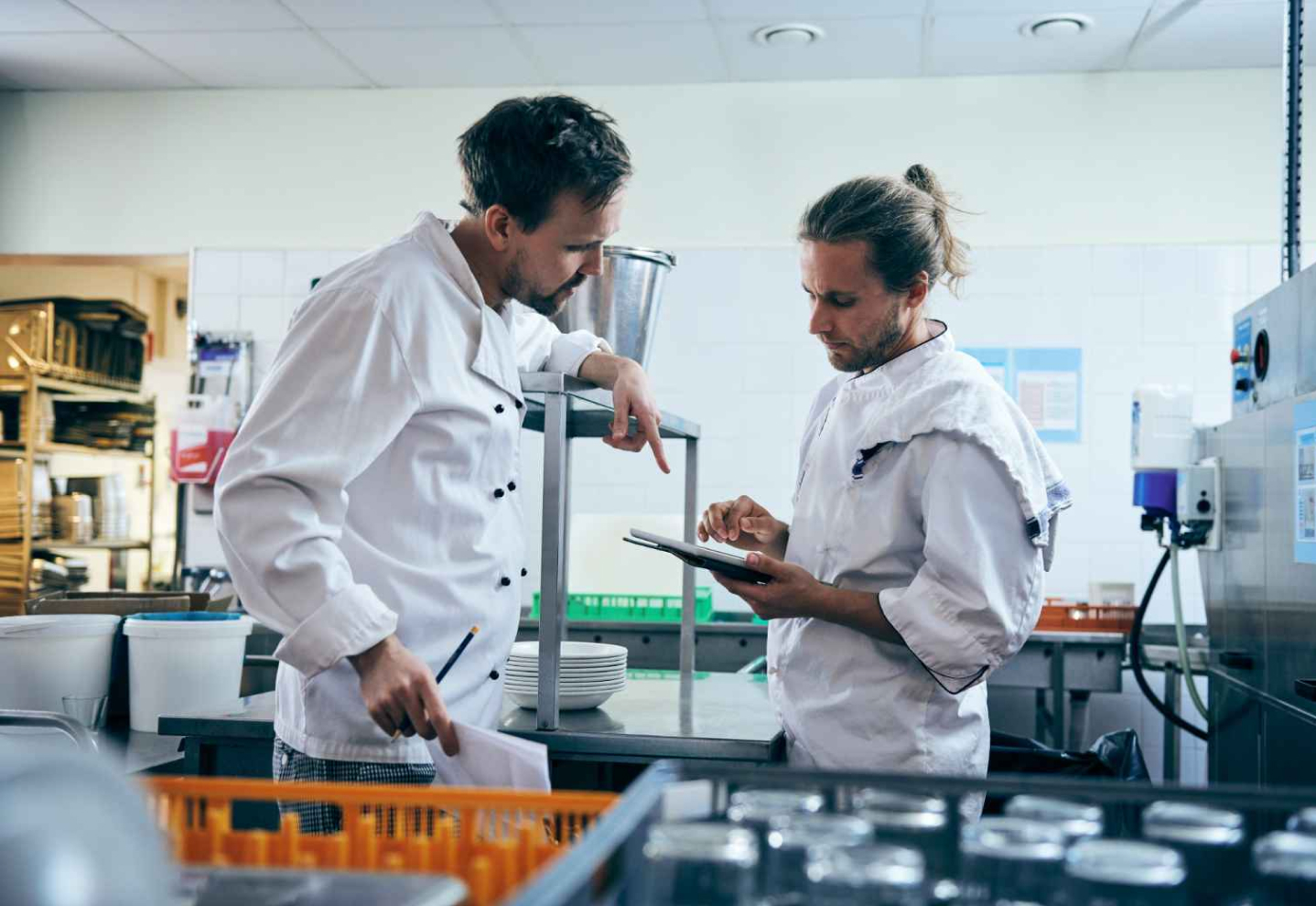 How To Hire Employees [Complete Guide & Checklist]