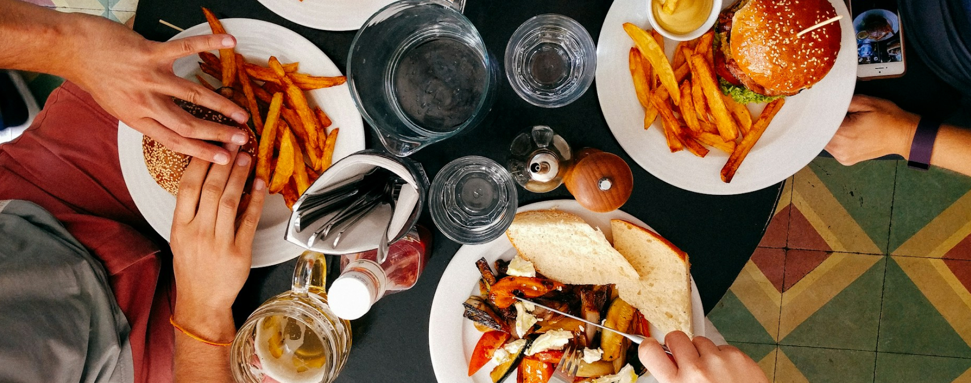 Como montar uma lanchonete: passo a passo, custo, lucro e mais | SumUp