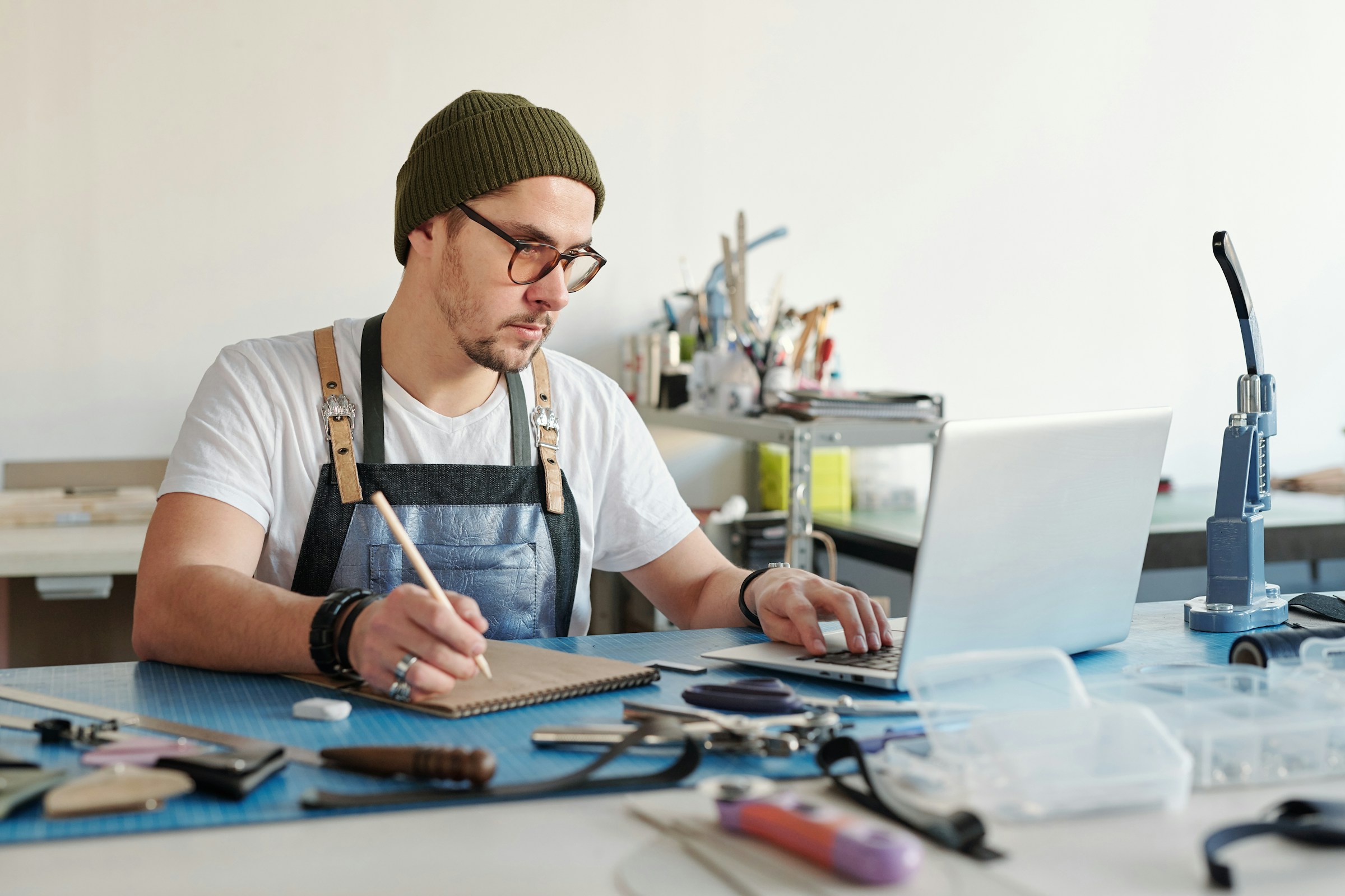 How To Hire Employees [Complete Guide & Checklist]