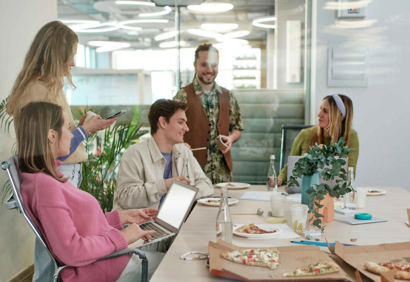 How To Build a Positive Workplace Culture [Actionable Tips]