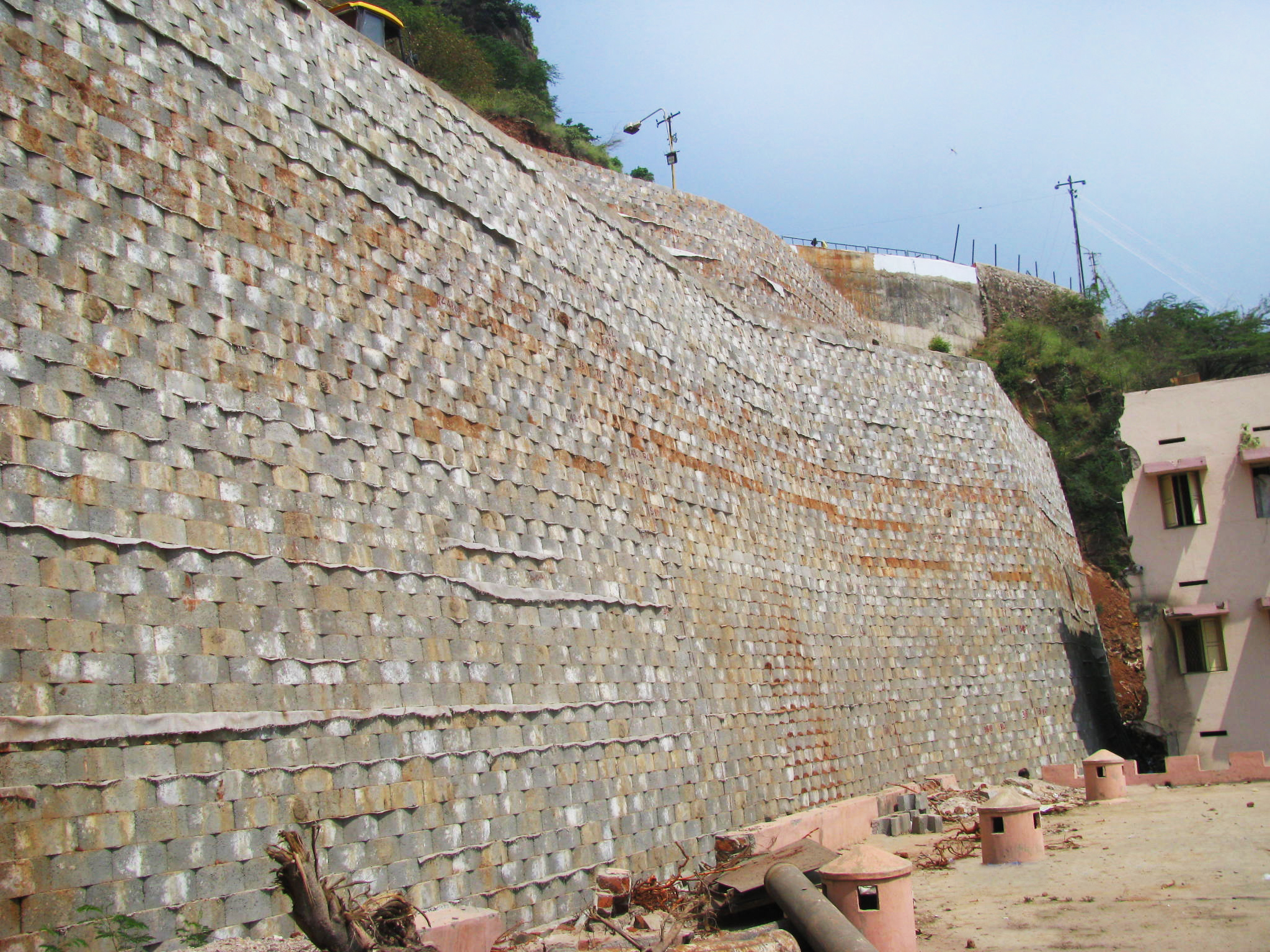 CASE STUDY | Reinforced soil wall enhances road | Solmax