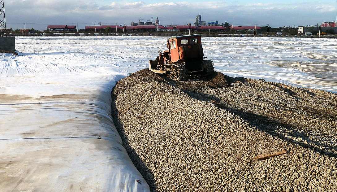 6 Steps for closing sludge ponds with geotextiles | Solmax