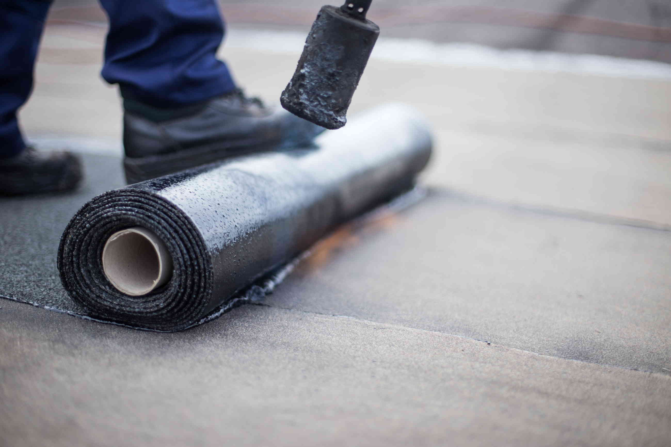 Bitumikermin asennus loivalle katolle | BMI Suomi