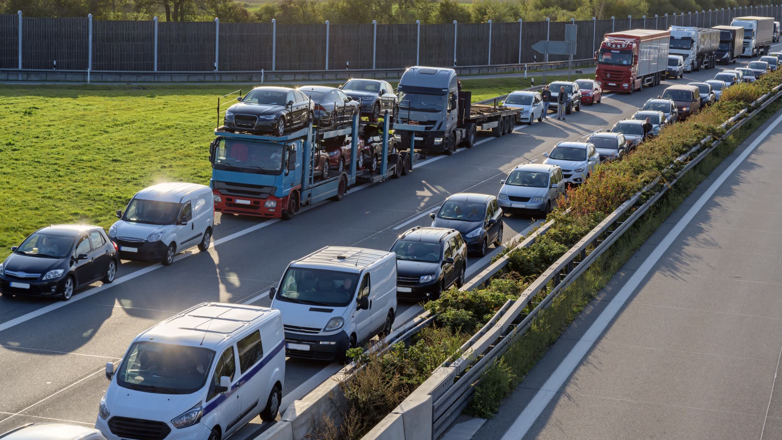 Seitenstreifen auf der Autobahn: Was ist erlaubt? | Runter vom Gas