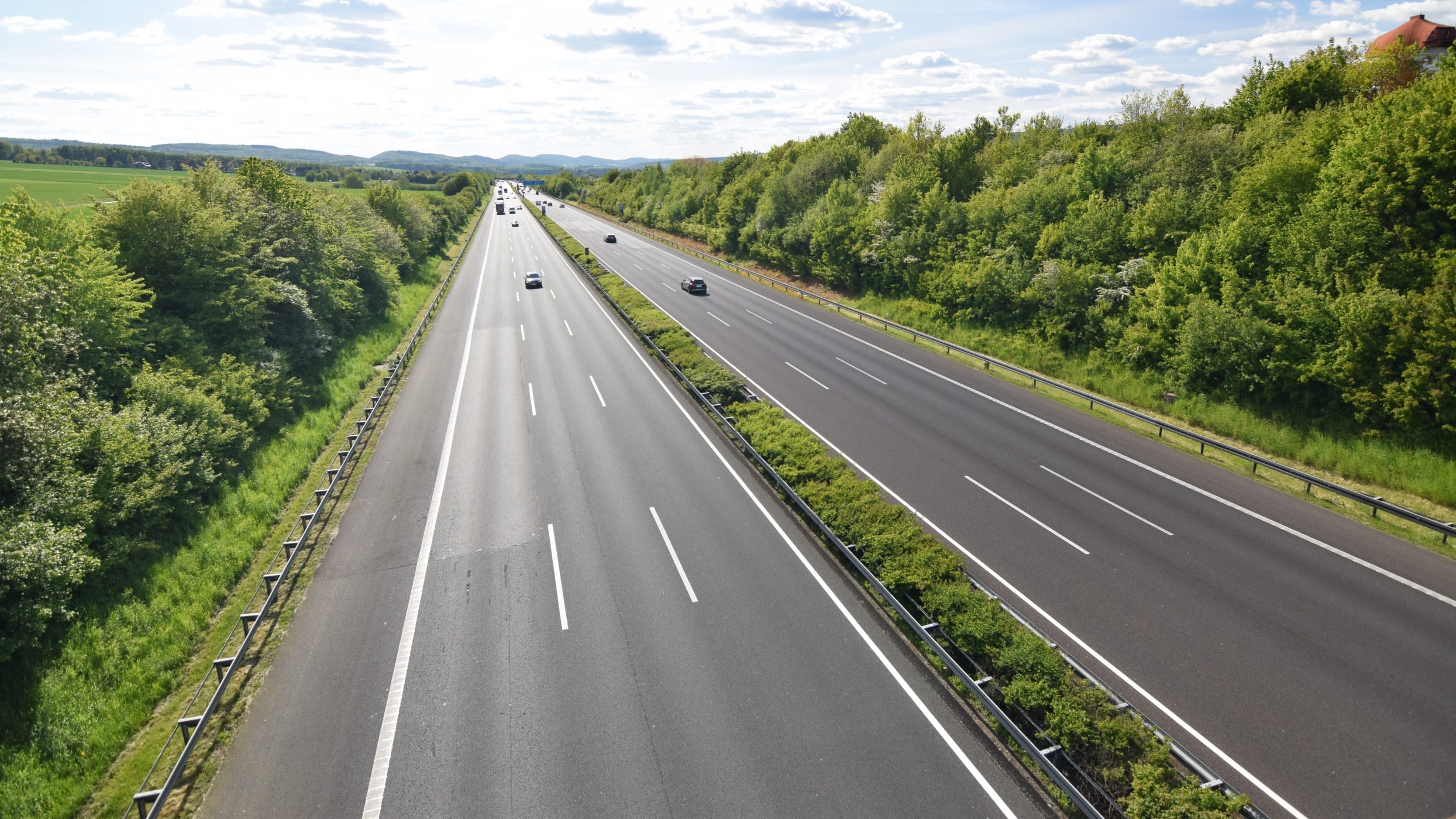 Seitenstreifen auf der Autobahn: Was ist erlaubt? | Runter vom Gas
