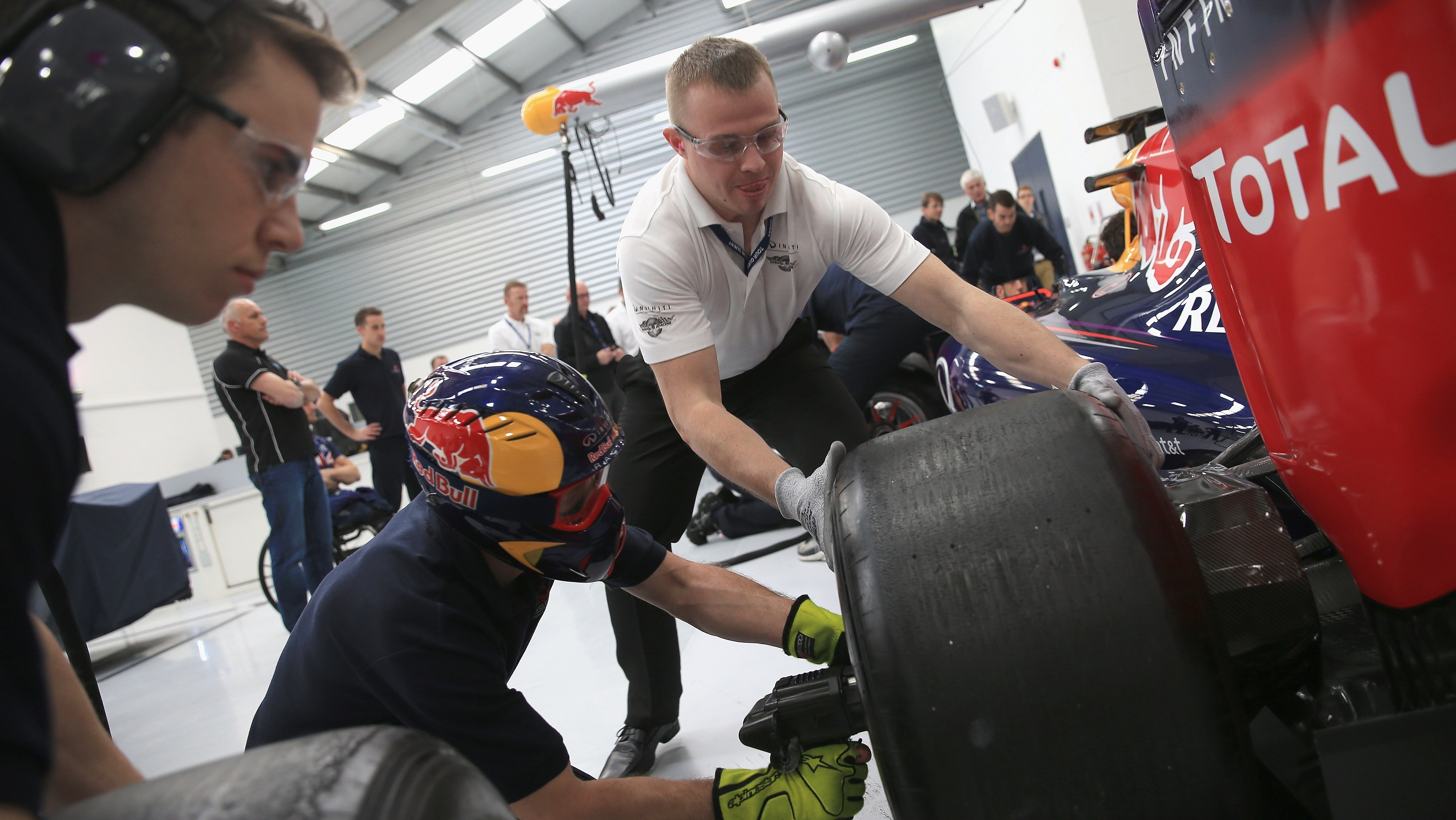 Infiniti BTCC team visits F1 cousins | British Touring Car Championship