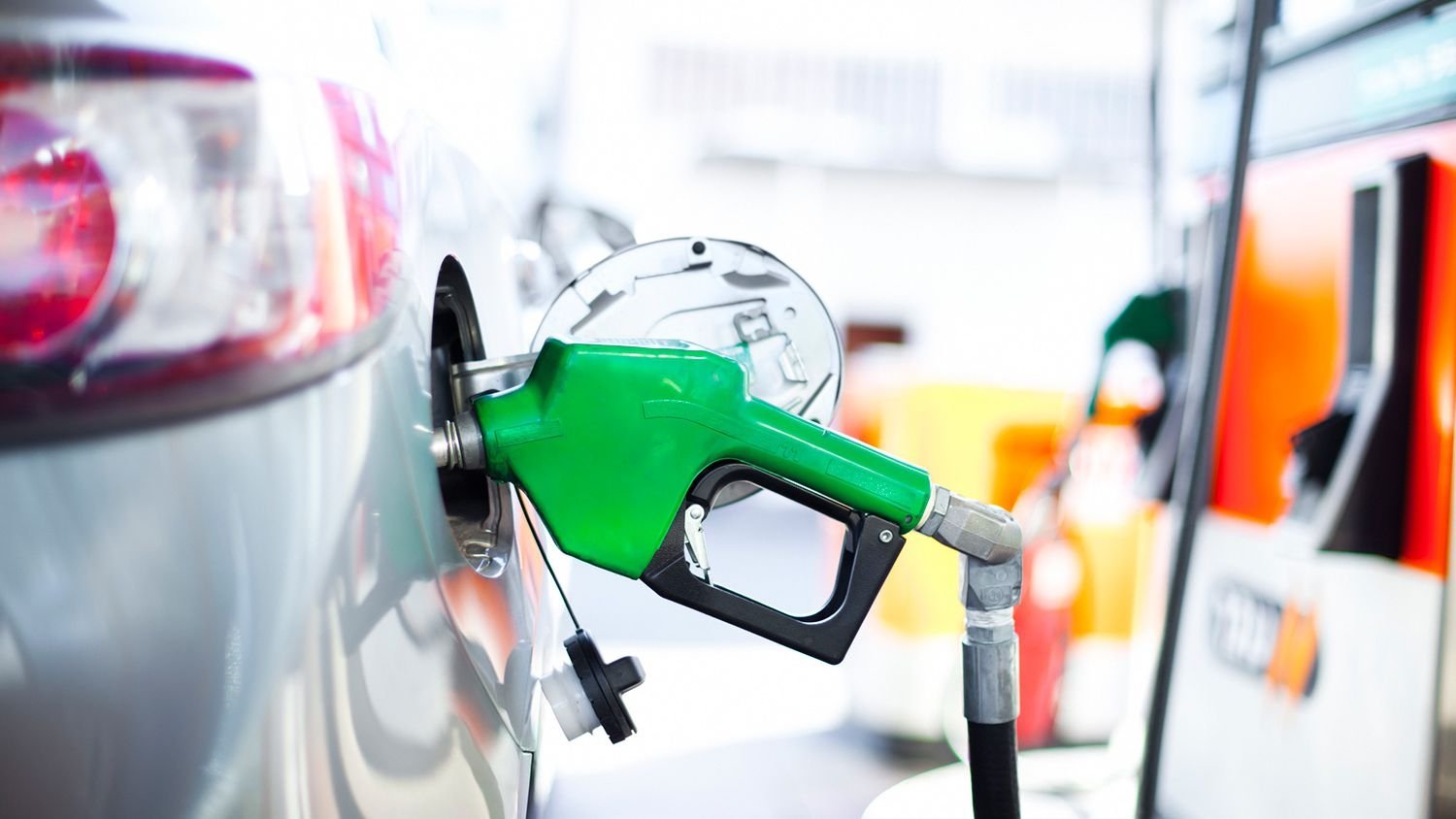 Waarom is benzine plotseling zo goedkoop? - AutoScout24