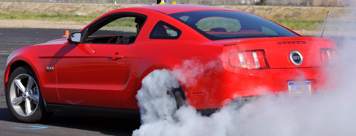 Wat is achterwielaandrijving en wat zijn de voor- en nadelen? - AutoScout24